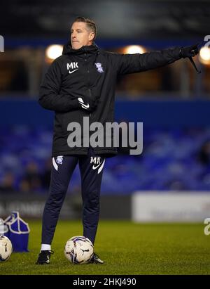 Le manager adjoint de Birmingham City Mark venus (à gauche) embrasse l ...