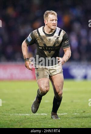 Brad Fash #13 de Hull FC court avec le ballon pendant le match de la ...
