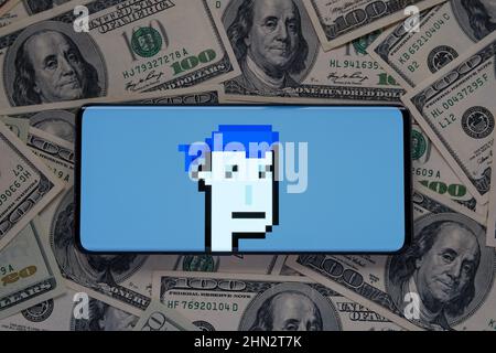 NFT Cryptopunk #5822 forme larva Labs vu sur l'écran de smartphone. L ...