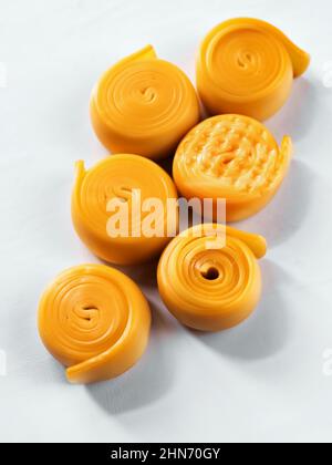 Groupe de fromage fumé torsadé 'parenica' sur fond blanc. Ce fromage de ...