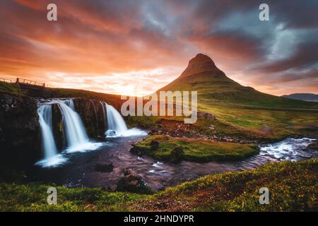 Incroyable paysage islandais avec cascade Kirkjufellsfoss sous un ciel ...
