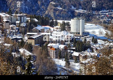 La ville de Suse dans la Vallée de Susa, Alpes, Piémont, Italie du nord ...