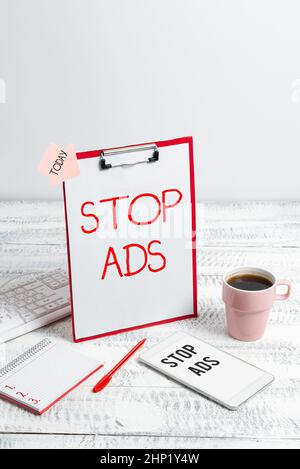 Affichage conceptuel Stop Ads. Concept programme de signification qui ...