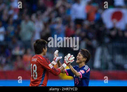 Le gardien de but du Japon Ayumi Kaihori, à gauche, chasse le ballon ...