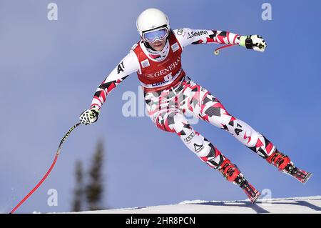 Mirjam Puchner, d'Autriche, fait un ski sur le parcours lors d'une ...