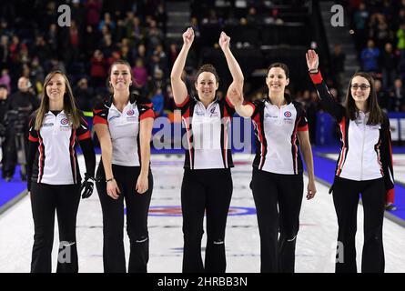 Ontario second Cheryl Krefazuk, de gauche à droite, sauter Hollie ...