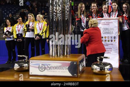 Ontario second Cheryl Krefazuk, de gauche à droite, sauter Hollie ...