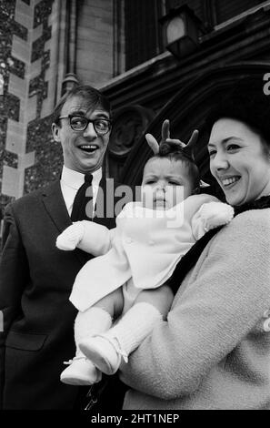 Maxwell, fils de Roy Hudd et de sa femme Ann, est baptisé à l'église ...