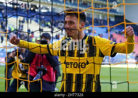 ARNHEM, PAYS-BAS - FÉVRIER 27 : Dominik Oroz de vitesse fête ses côtés ...