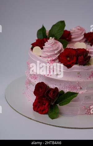Photo de gâteau à la crème de beurre rose avec perles roses comestibles ...