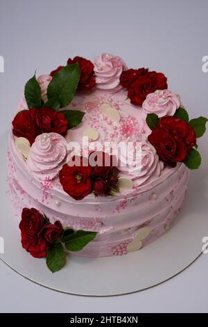 Photo de gâteau à la crème de beurre rose avec perles roses comestibles ...