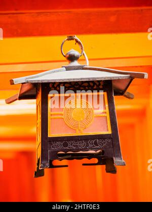 Plan vertical d'un détail du temple de la tête Fushimi Inari du kami ...