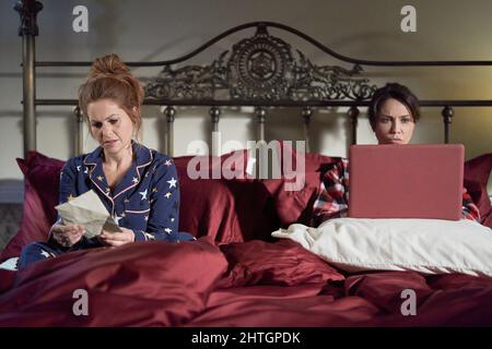 AURORA TEAGARDEN MYSTÈRES: HANTÉ PAR MEURTRE, de gauche à droite: Ellie ...