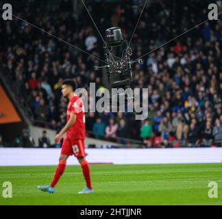 Caméra de télévision dans le stade lors des matches de football. caméra ...