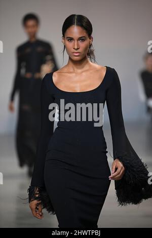 Le mannequin Cindy Bruna marche sur la piste au salon de la mode Elie ...