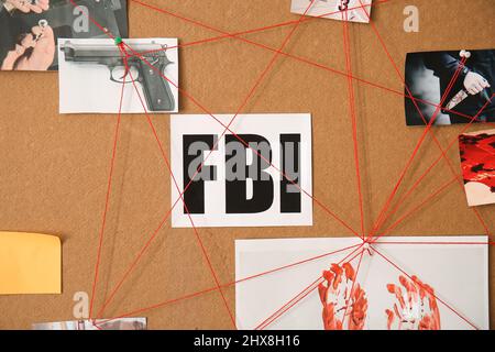 Tableau des crimes accroché au mur dans le bureau de l'agent du FBI ...