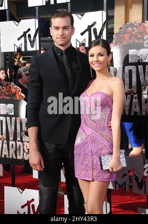 Victoria Justice et Pierson Fode participant aux MTV Movie Awards 2014 ...