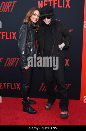 HOLLYWOOD, CA - le 18 mars : Seraina Schönenberger (L) et Mick Mars ...