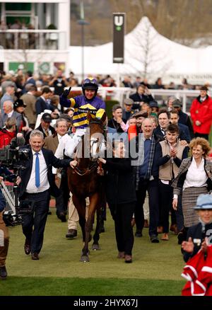 Derek Fox célèbre après avoir remporté le Randox Grand National ...