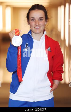 Marie Bochet, médaillée de ski paralympique française, pose lors d'un ...