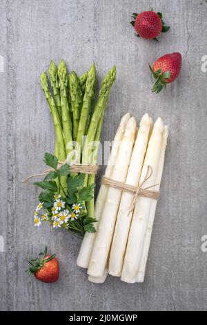 Asperges vertes et blanches avec fraises et herbes offertes comme vue ...