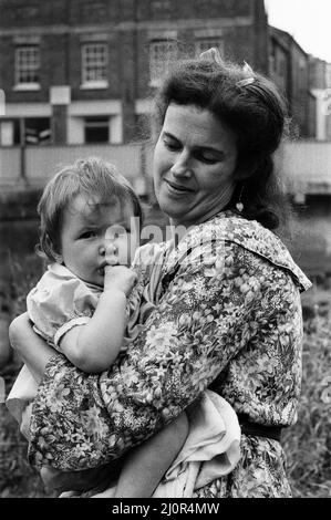 Victoria Gillick et sa fille Clementine, âgée de 1 ans, chez elle à ...