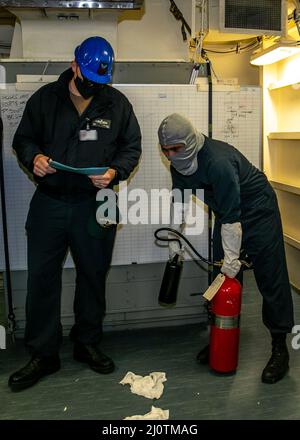 Fire Controlman de 2e classe Geovany Jurado, affecté au département des ...