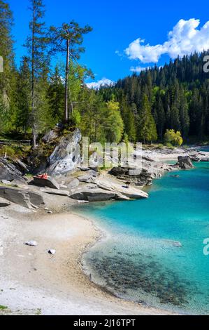 Plage paradisiaque dans la baie du lac de Cauma (Caumasee) avec de l ...