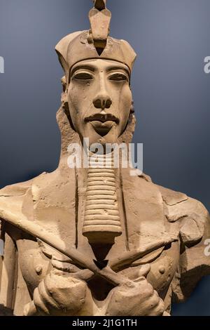 Statue en grès du pharaon Akhenaten, musée de Louxor Photo Stock - Alamy