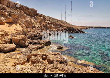Route paysagère vers la péninsule du Cap Greco, Chypre. C'est une ...