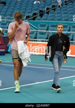 MIAMI GARDENS, FL - MARS 30: Alexander Zverev et sa petite amie Sophia Thomalla ont vu marcher ...