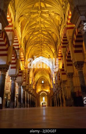 Architecture mauresque médiévale, aches colorées avec colonnes dans la ...