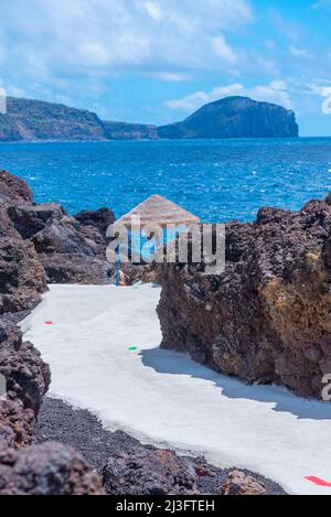 Les piscines naturelles de Varadouro sur l'île de Faial, Açores ...