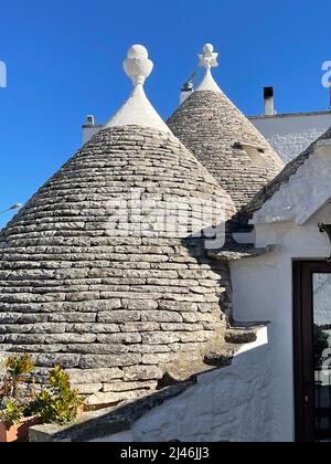 Le toit conique, au sommet, d'une maison traditionnelle de roche trullo ...
