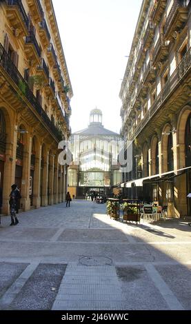 Le Mercat del Born dans le quartier El Born de Barcelone est un ancien ...