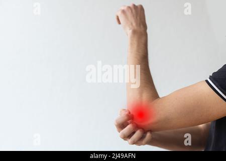 Dermatite, eczéma, allergie, psoriasis concept. Homme rayant la ...