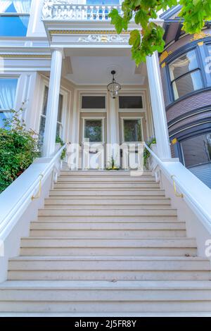 Escalier Perron d'un élégant bâtiment résidentiel avec deux portes ...