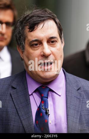 Le militant Dr Evan Harris s'est exprimé devant les médias devant le ...