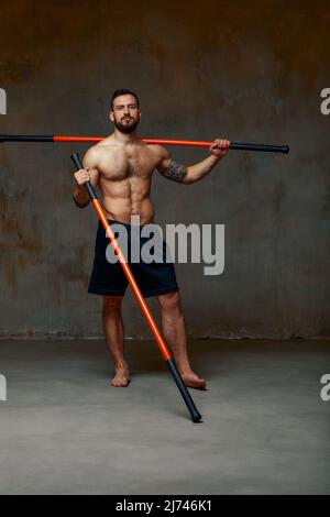 athlètes hommes avec entraînement de bâton karaté utilisant l'outil de ...