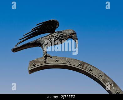 Une sculpture d'un corbeau noir avec un anneau dans son bec sur une ...