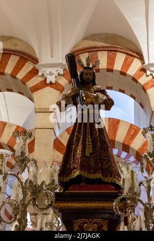 Architecture mauresque médiévale, aches colorées avec colonnes dans la ...