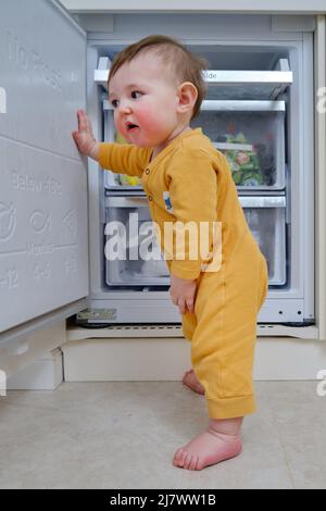 Bébé qui regarde avec des allergies sur son visage, fond jaune studio ...