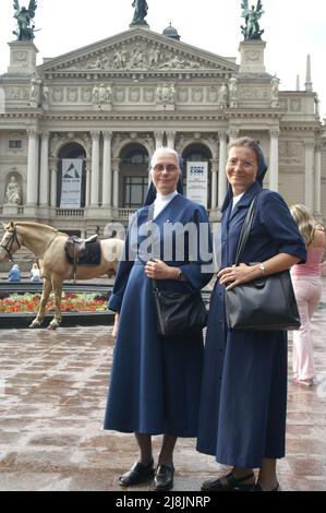 Lwów, Lviv, Lwiw, Львів, Ukraina, Ukraine, Україна, Ukrajina; Nuns à la ...