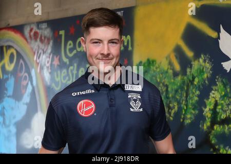 Riley Dean #27 de Warrington Wolves va plus pour un essai et fait le ...