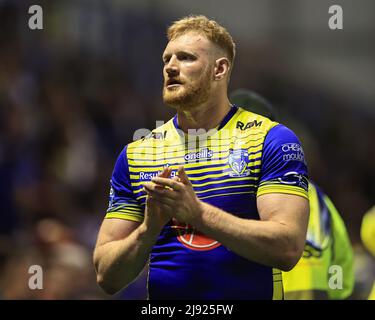 Joe Bullock #19 de Warrington Wolves passe devant Jarrod O’Connor #14 ...