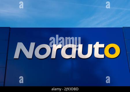 Enseigne et logo d'un centre Norauto. Norauto est une société française ...
