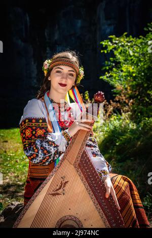 Un musicien ukrainien d'une authentique robe nationale est assis près d ...