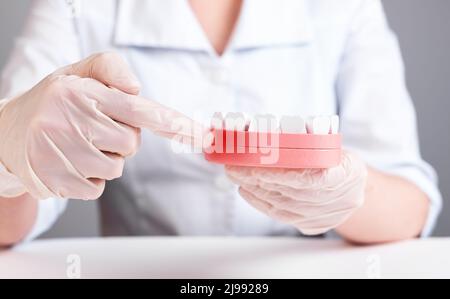 Inflammation de la gingiva. Index de dentiste pointant vers le point ...