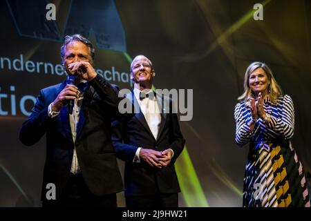 Prix de théâtre décernés à Groningue, v.l.n.n. Edmund Clasen, Sjoukje ...