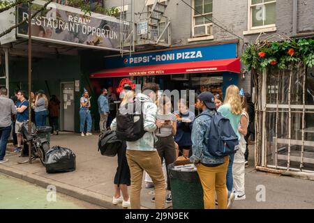 Passerby et le curieux congregate devant le Pepsi Cola Co. Activation d ...